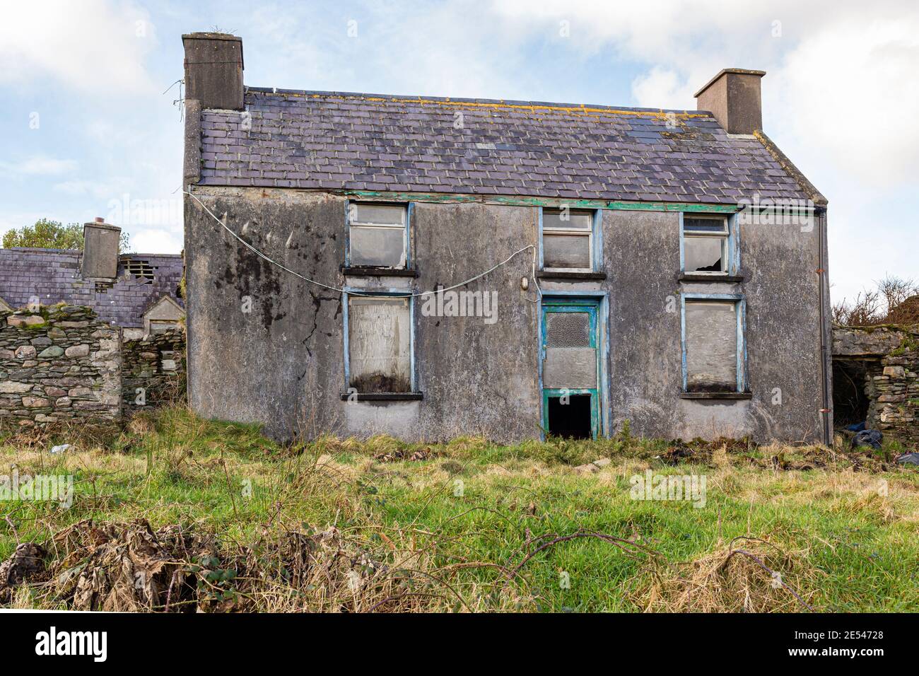 House boarded up windows hi-res stock photography and images - Alamy