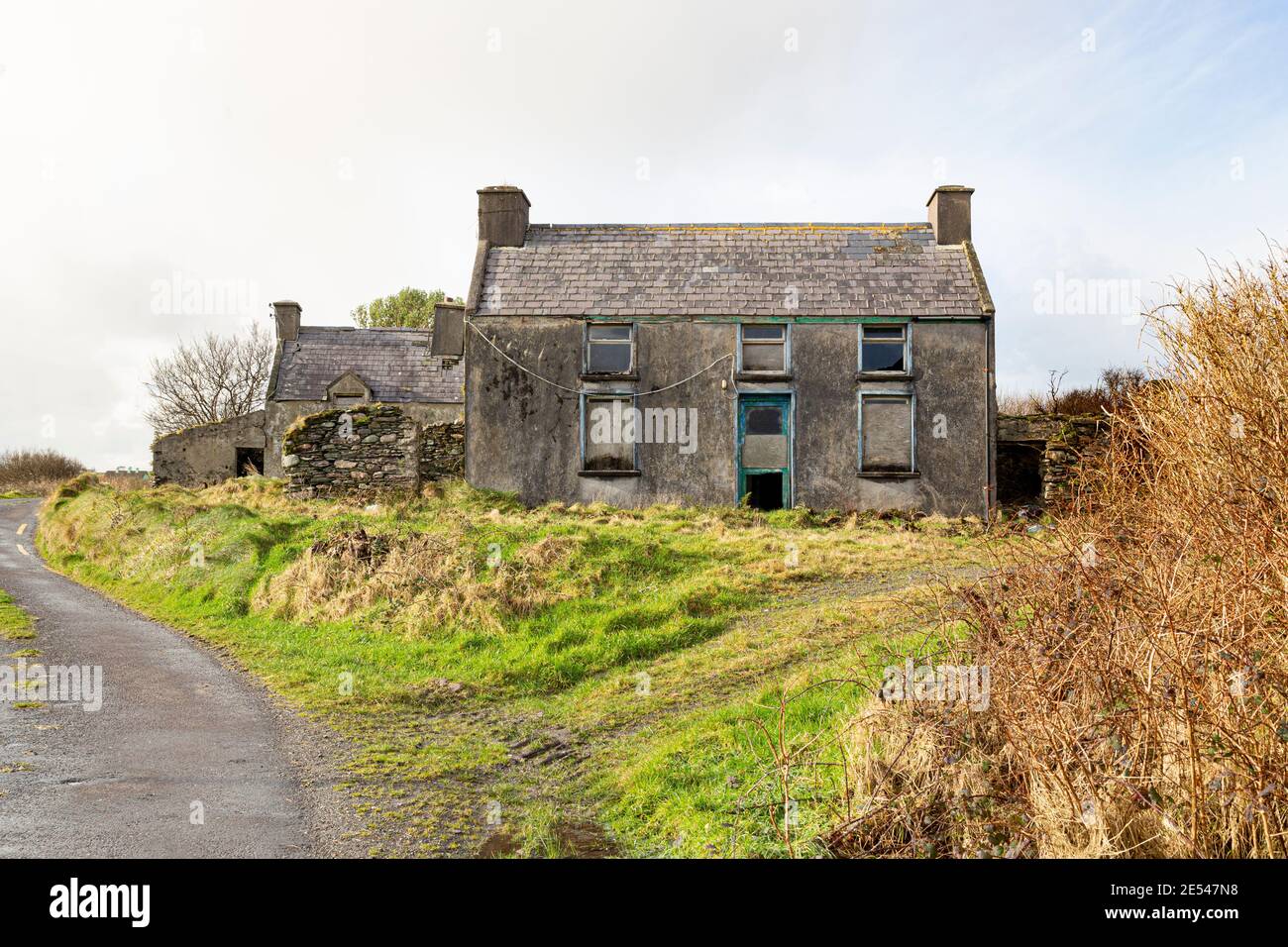 House boarded up windows hi-res stock photography and images - Alamy