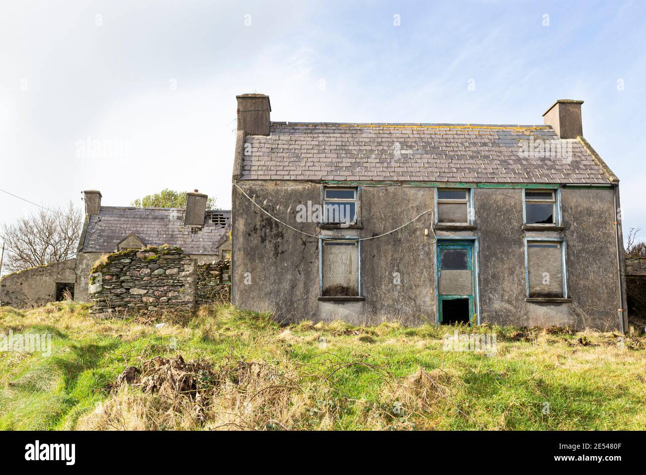 House boarded up windows hi-res stock photography and images - Alamy