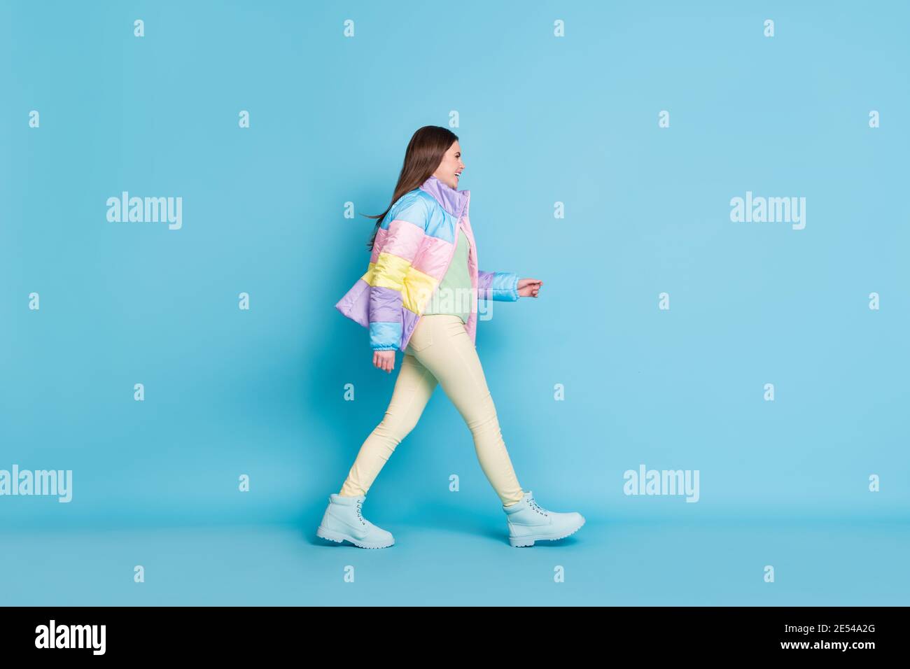 Photo portrait full body side view of woman walking isolated on pastel ...