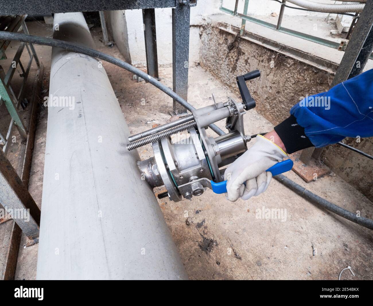 Hand opening valve hi-res stock photography and images - Alamy
