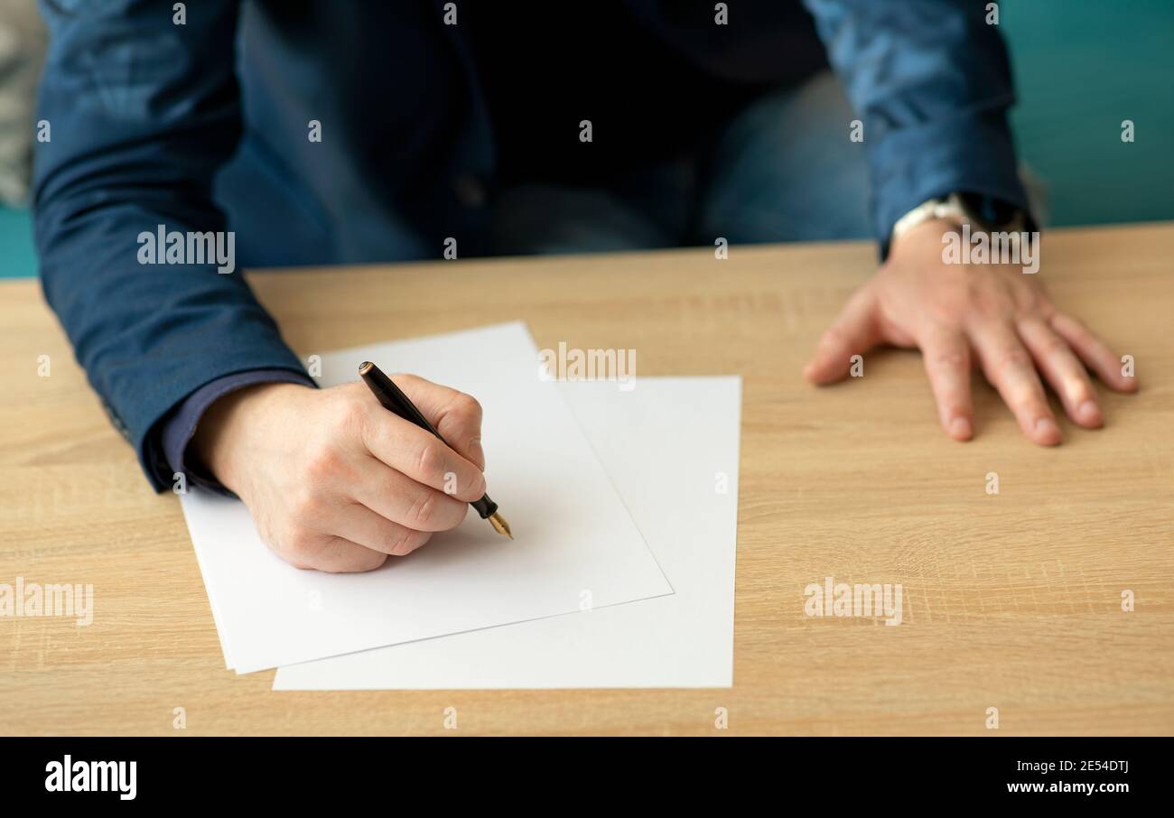 Hands with pen and paper hi-res stock photography and images - Alamy
