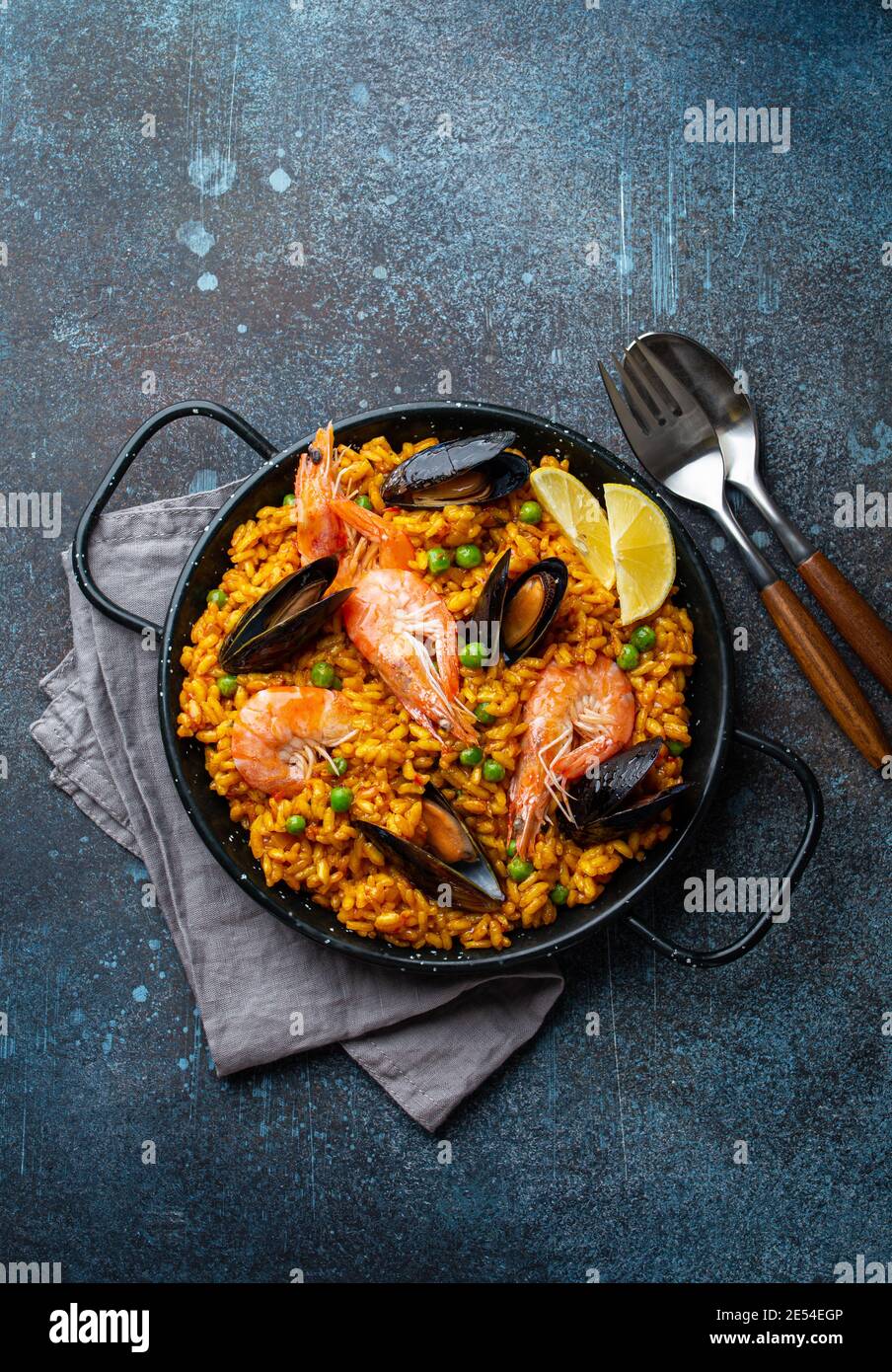 Traditional Spanish seafood paella Stock Photo - Alamy