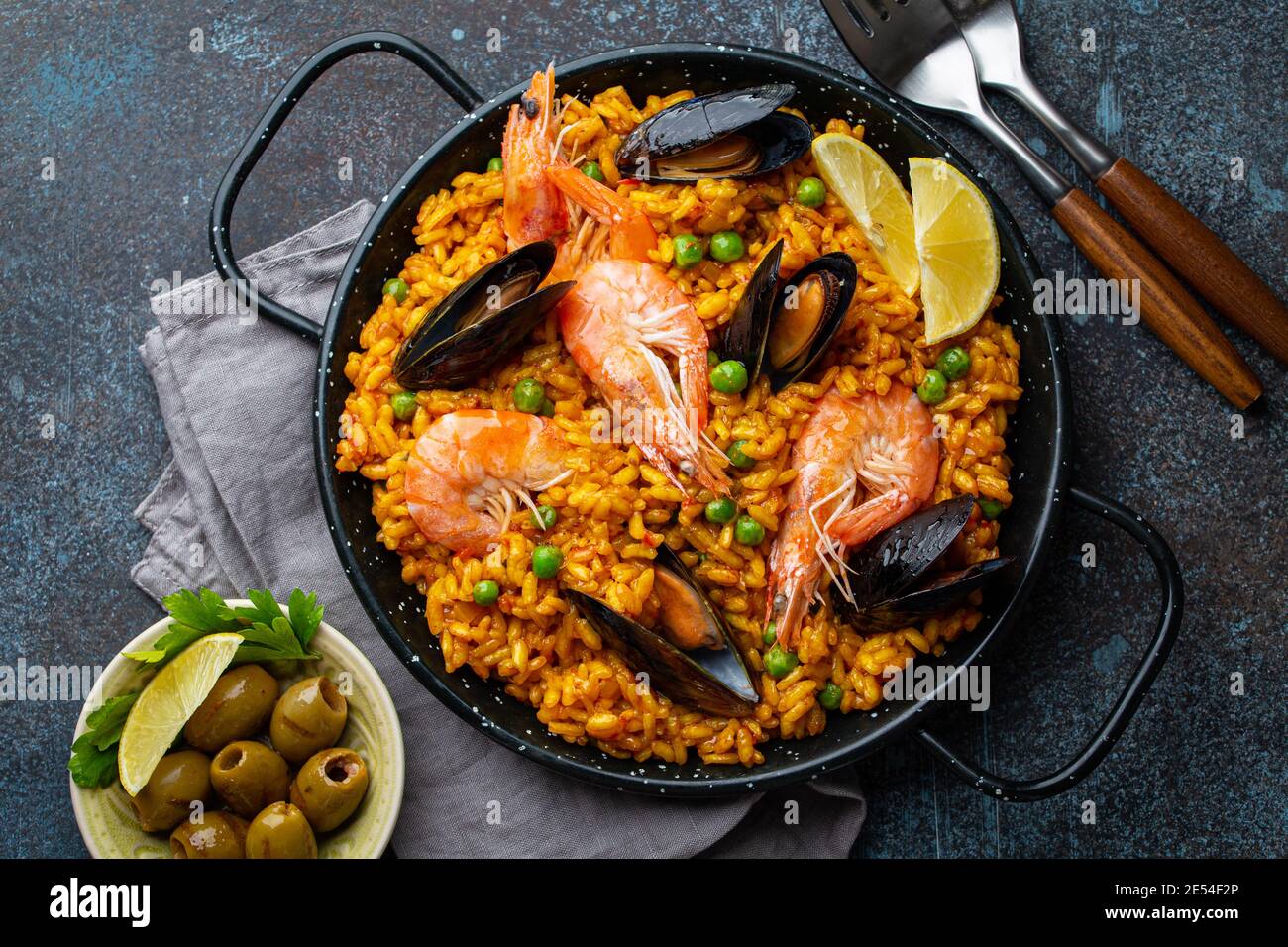 Traditional Spanish seafood paella Stock Photo - Alamy