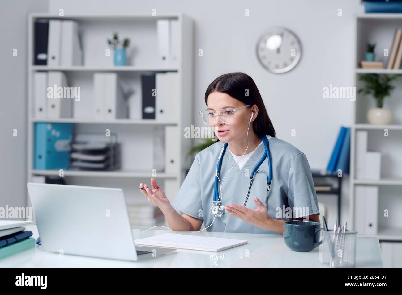 Nurse patient discussion desk hi-res stock photography and images - Alamy