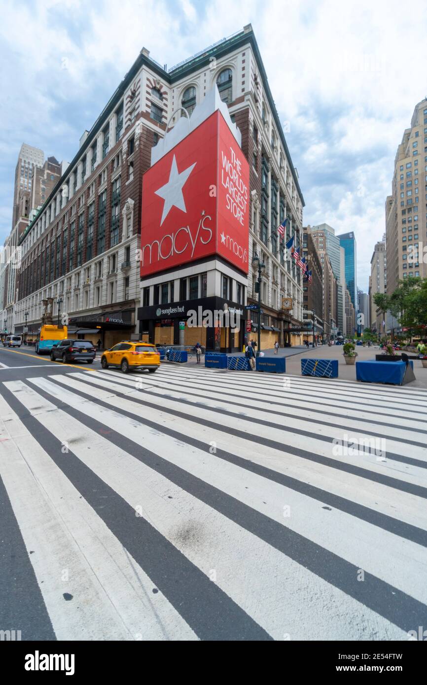 MACY’S in Midtown Manhattan has boarded up the store windows NYC Stock Photo - Alamy