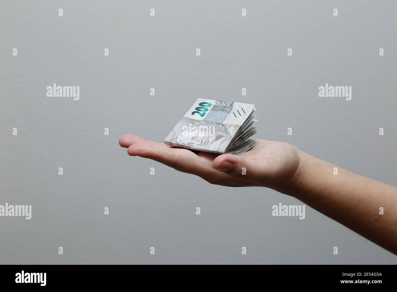 Hands holding notes hi-res stock photography and images - Alamy