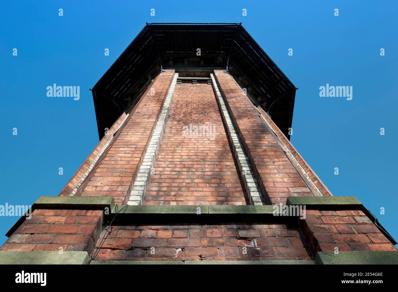 Overhanging balcony hi-res stock photography and images - Alamy
