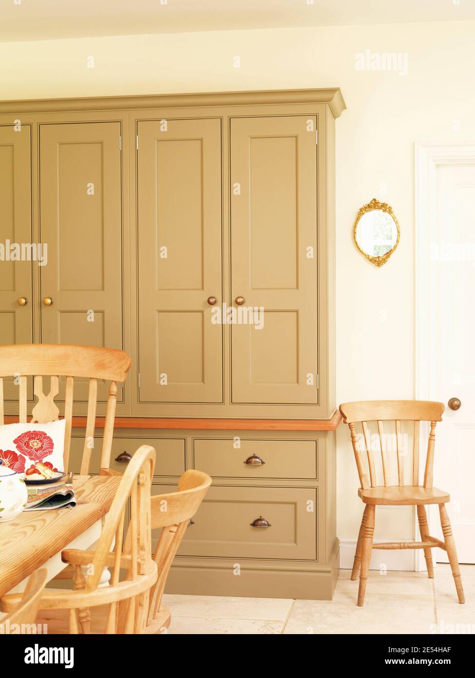 Dining table and chairs in centre of country style kitchen Stock Photo ...
