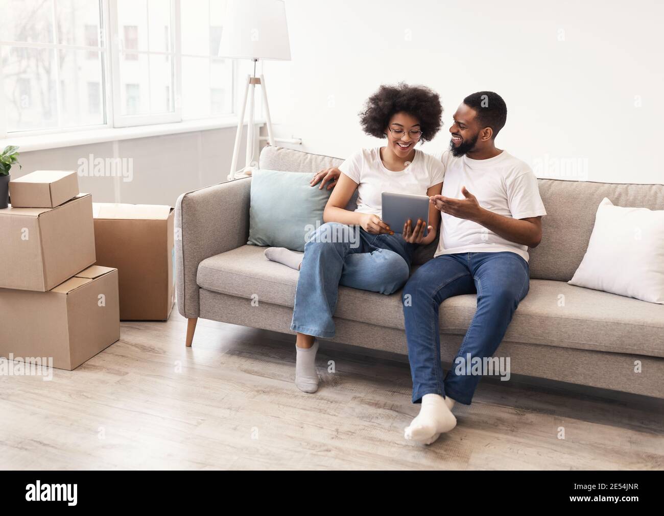 Digital tablet moving boxes hi-res stock photography and images - Alamy