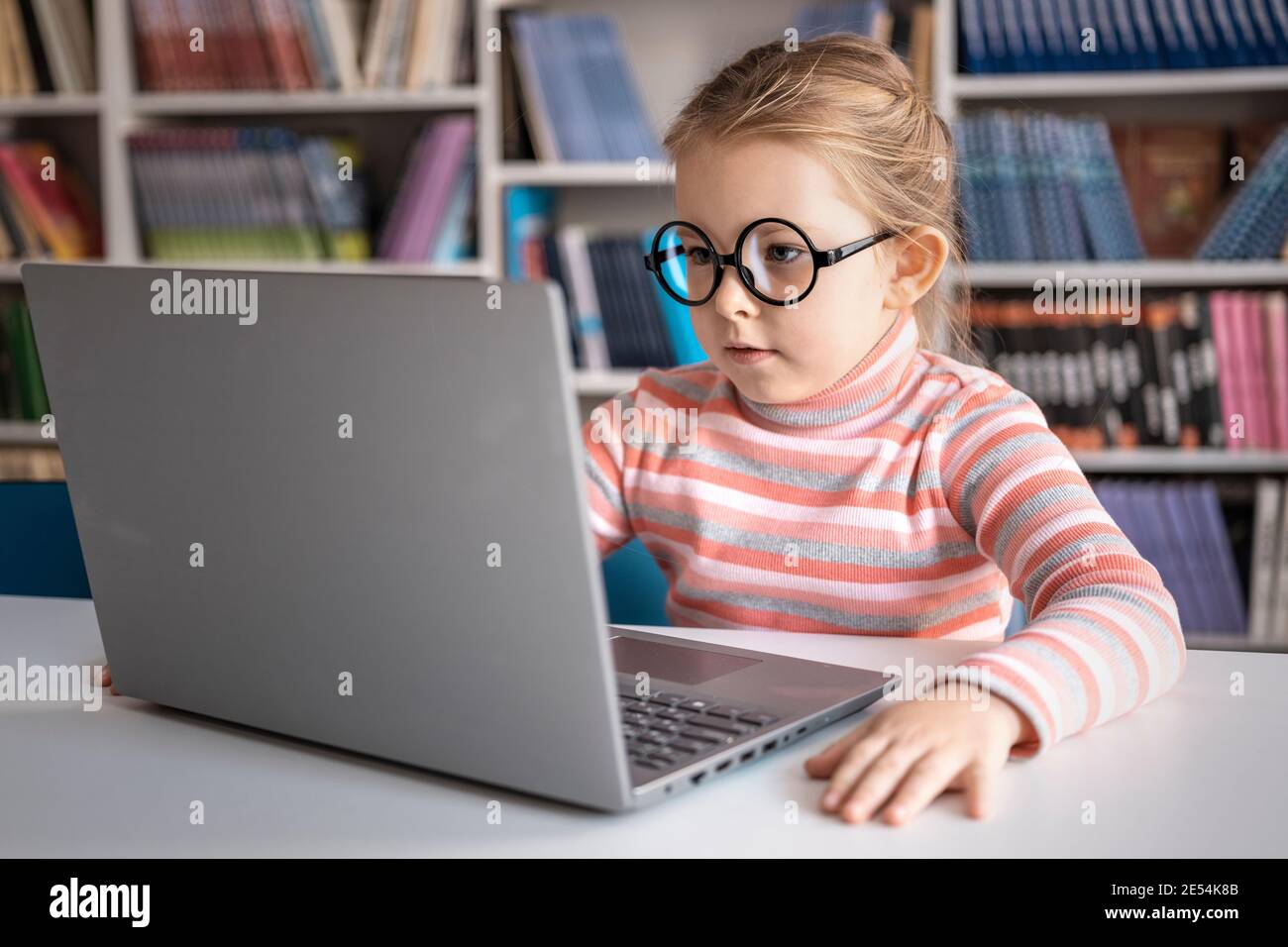 Primary girl computer hi-res stock photography and images - Alamy