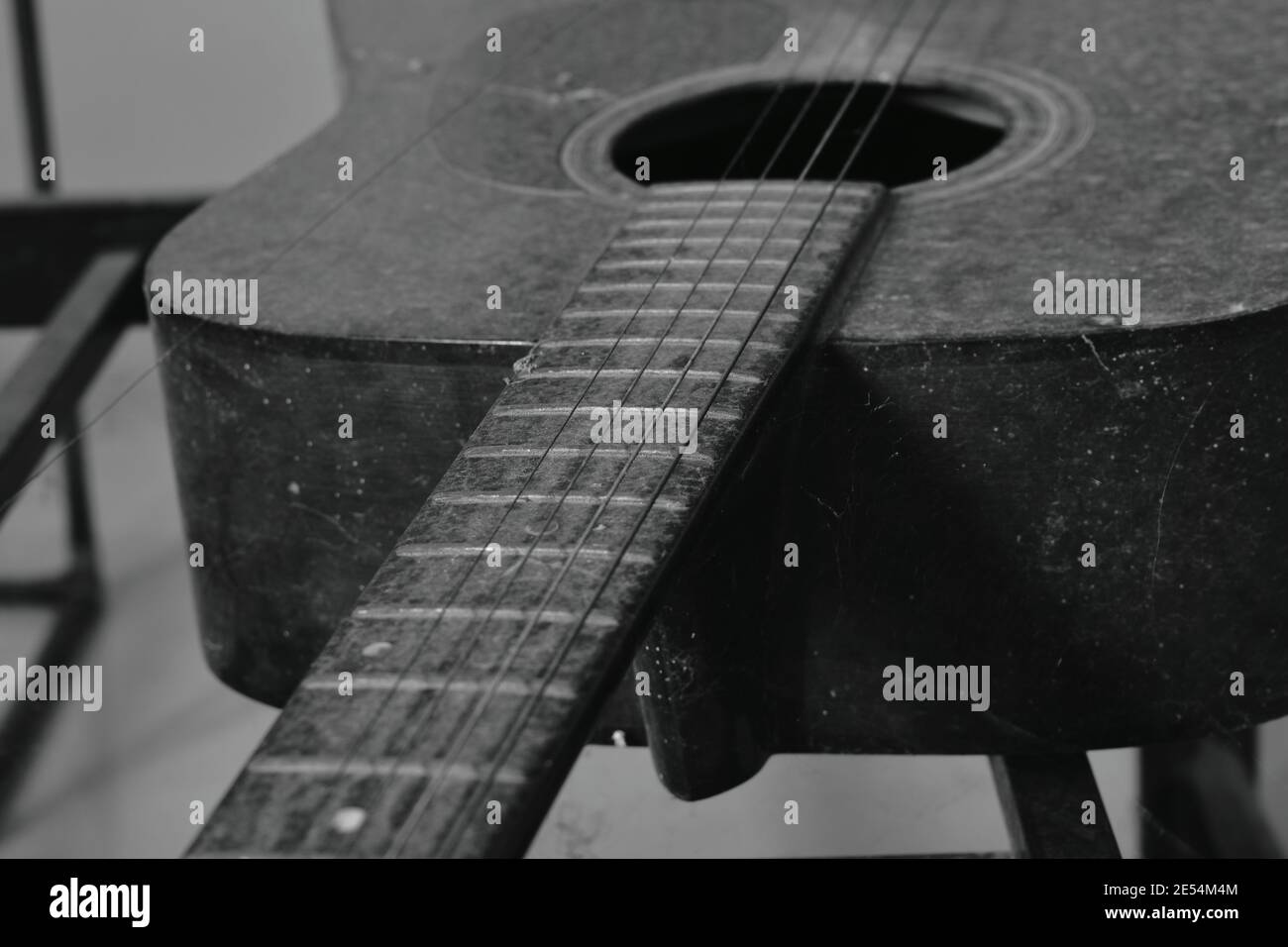 old guitar and broken string in home Stock Photo - Alamy
