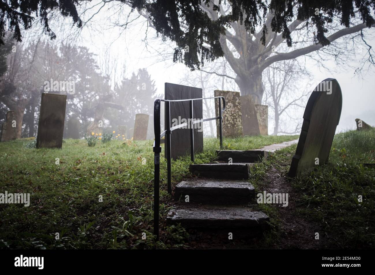 English church grave yard eerie hi-res stock photography and images - Alamy