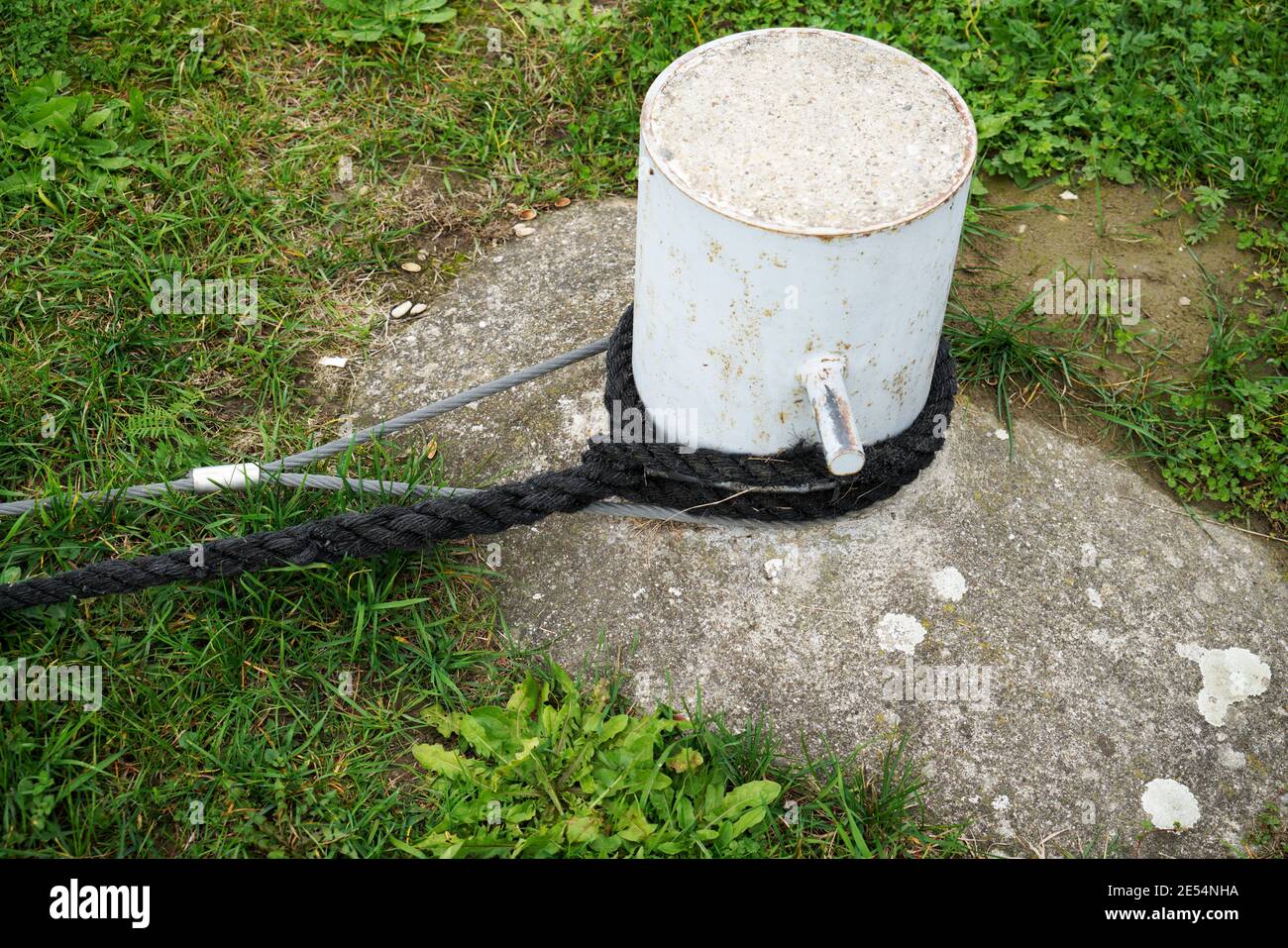 Rope wrapped around pole hi-res stock photography and images - Alamy