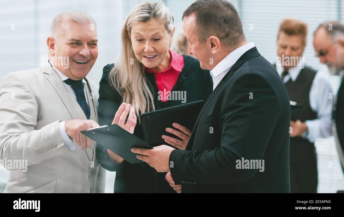 Teamwork client people documents hi-res stock photography and images ...