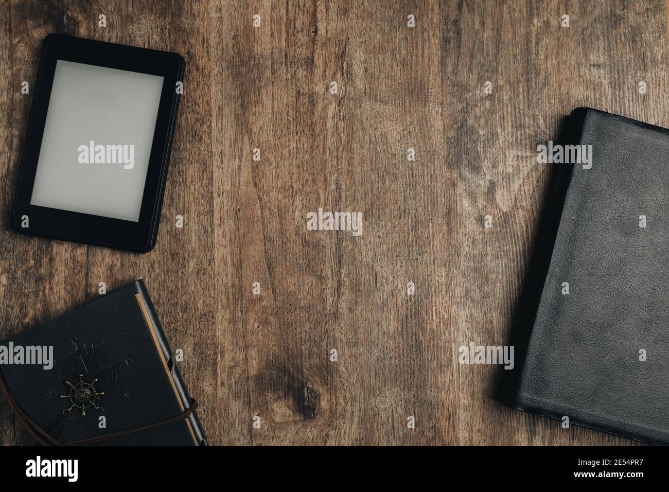 Closed bible hi-res stock photography and images - Alamy