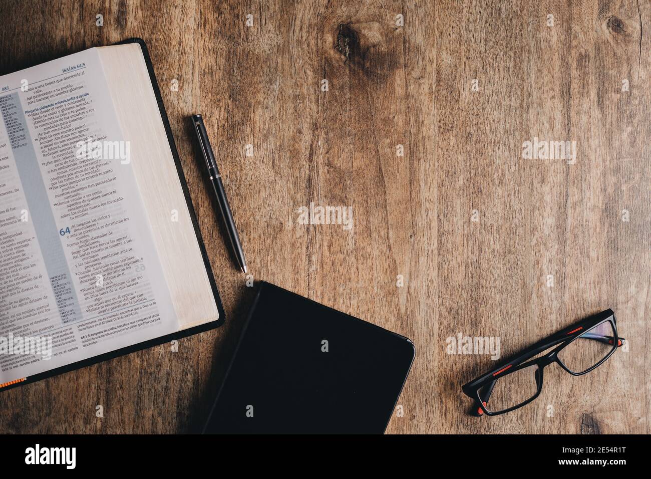 Open bible on desk hi-res stock photography and images - Alamy