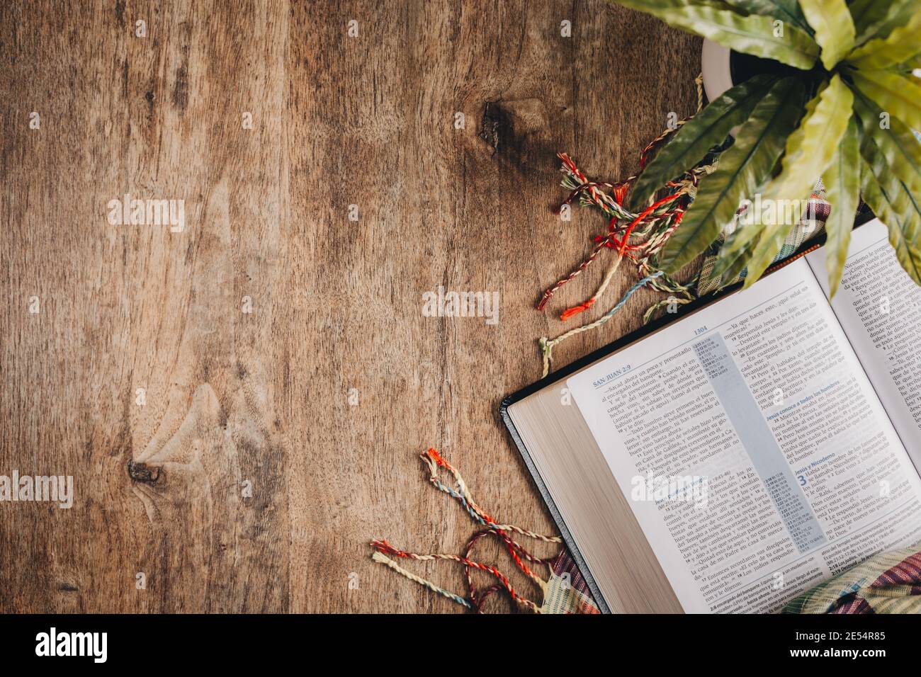 Open bible on desk hi-res stock photography and images - Alamy