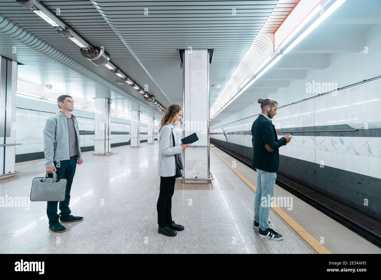 Passengers standing queue railway platform hi-res stock photography and ...