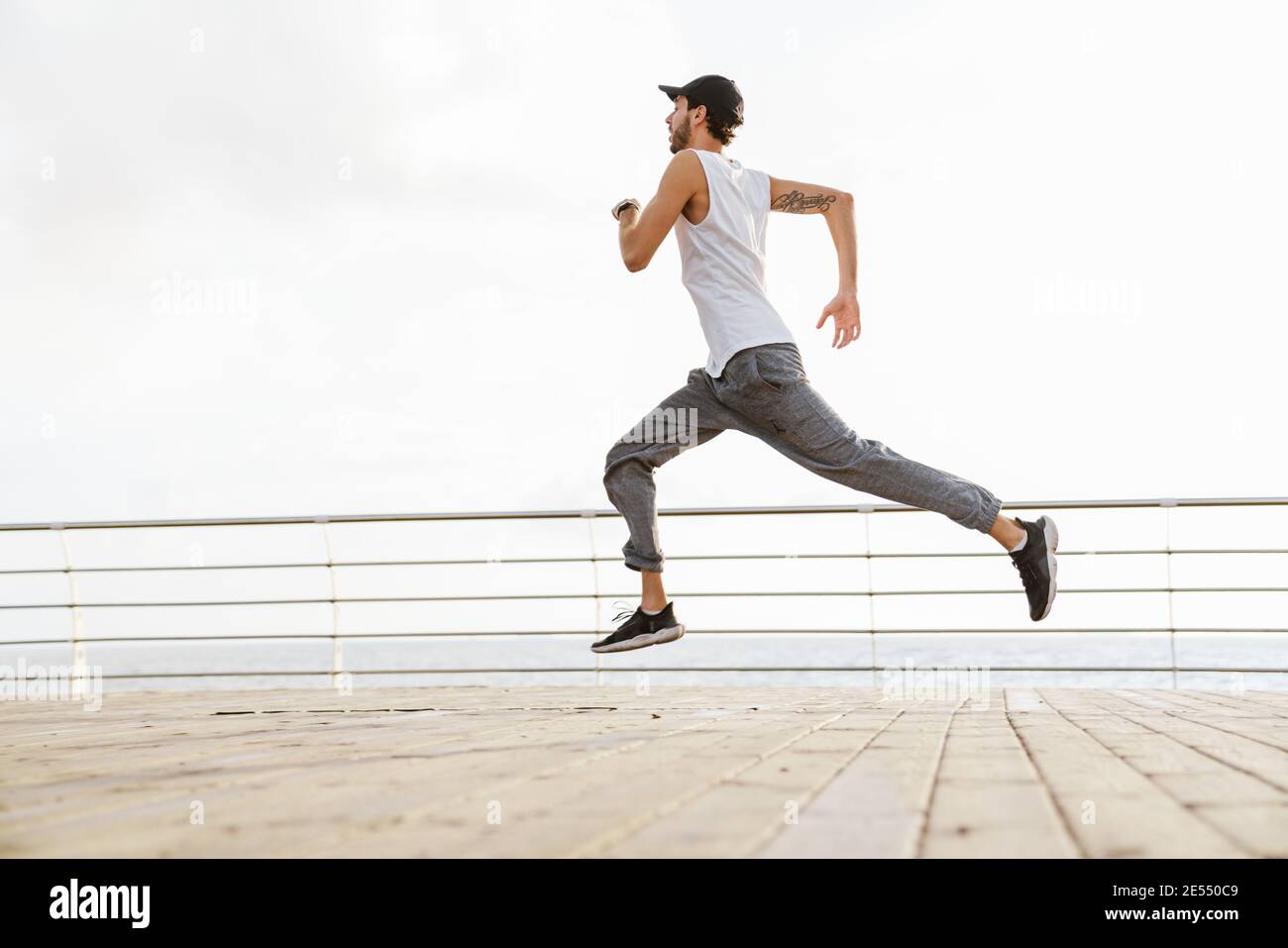 Guy running hi-res stock photography and images - Alamy