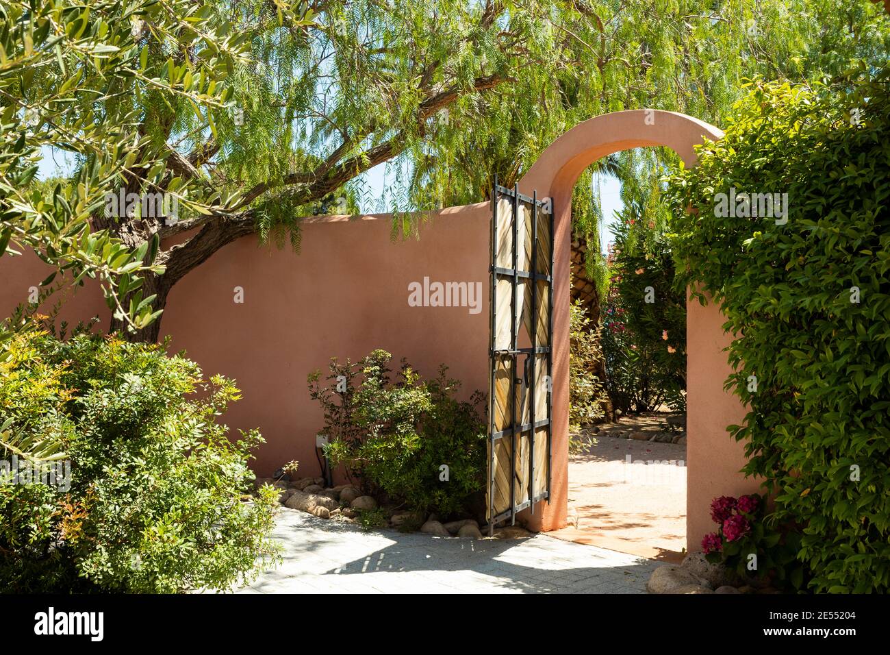 Doorway entrance gate courtyard hi-res stock photography and images - Alamy
