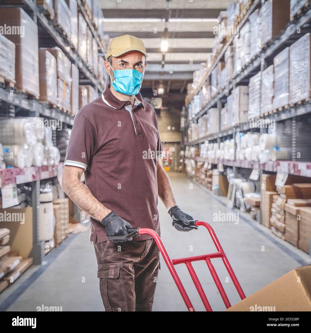 Worker mask warehouse hi-res stock photography and images - Alamy