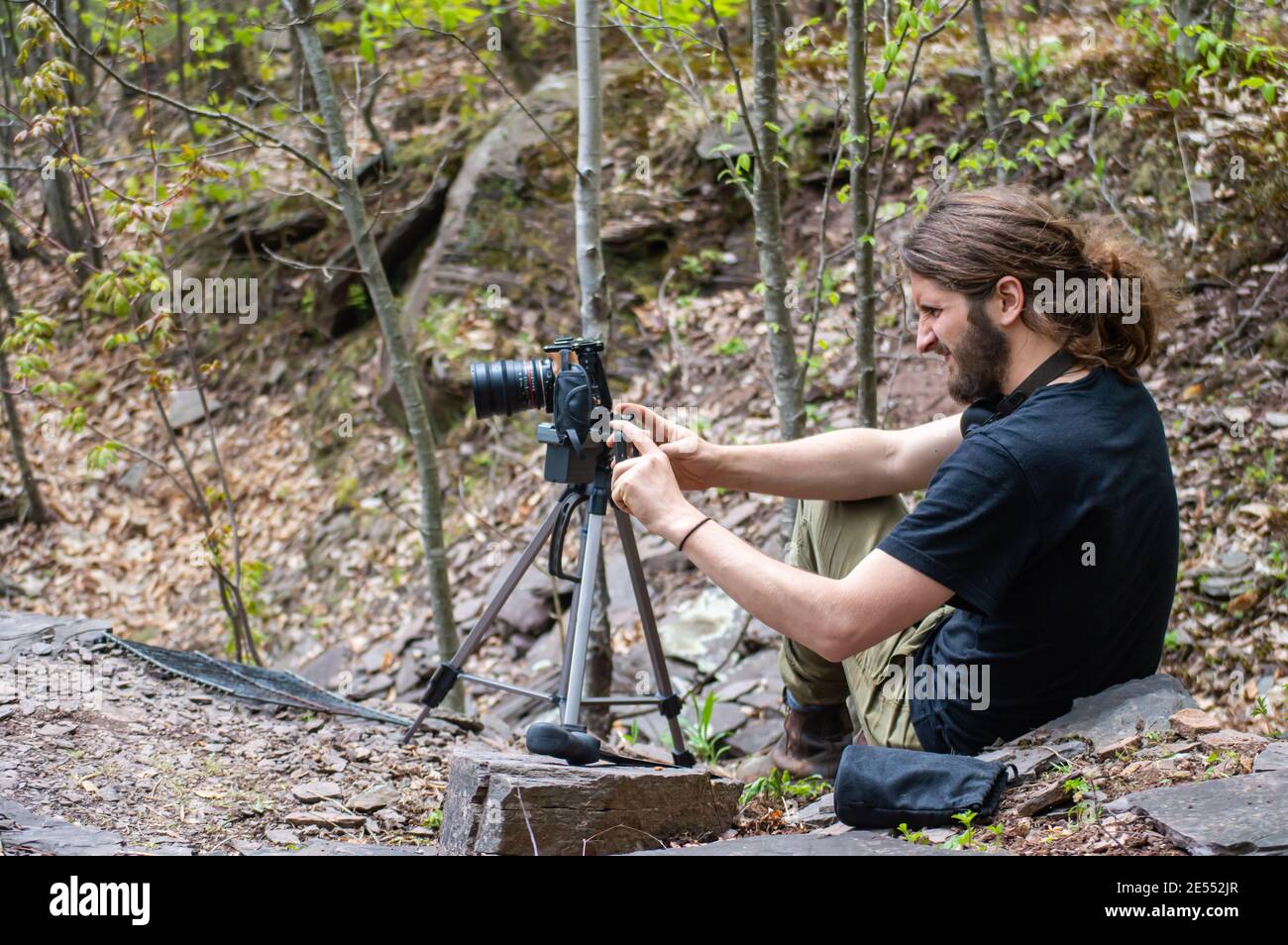 Man setting up camera equipment hi-res stock photography and images - Alamy