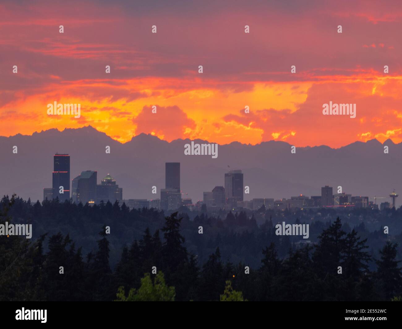 Seattle skyline tower mountain sunset hi-res stock photography and ...