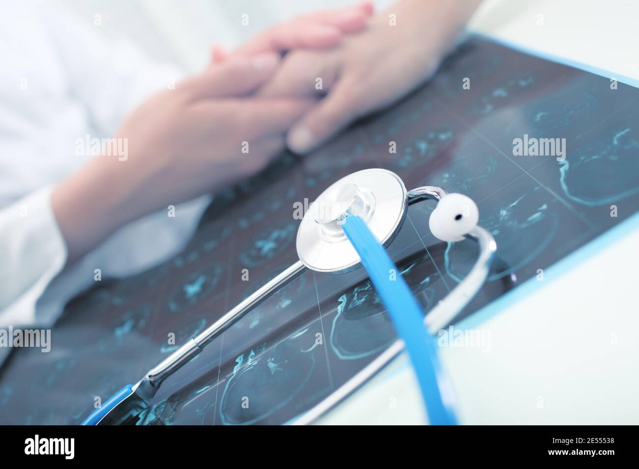 Doctor speaking patient in hospital hi-res stock photography and images ...