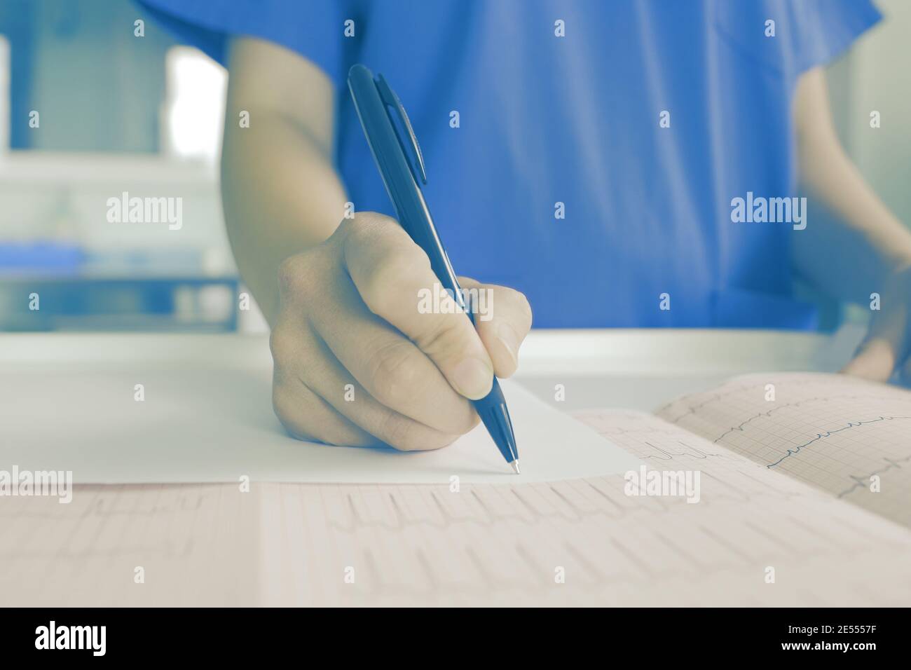 Female doctor hand writing hi-res stock photography and images - Alamy