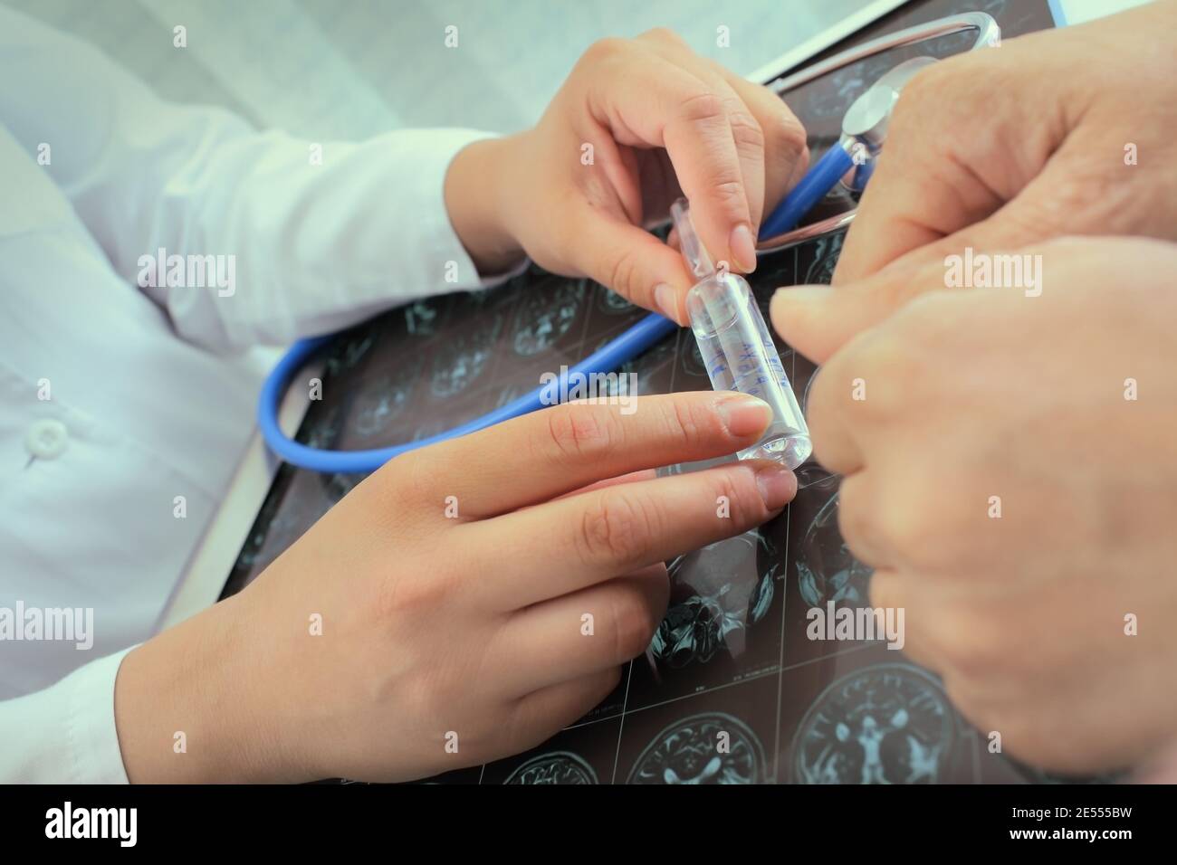 Female doctor tells the patient about the new drug Stock Photo - Alamy