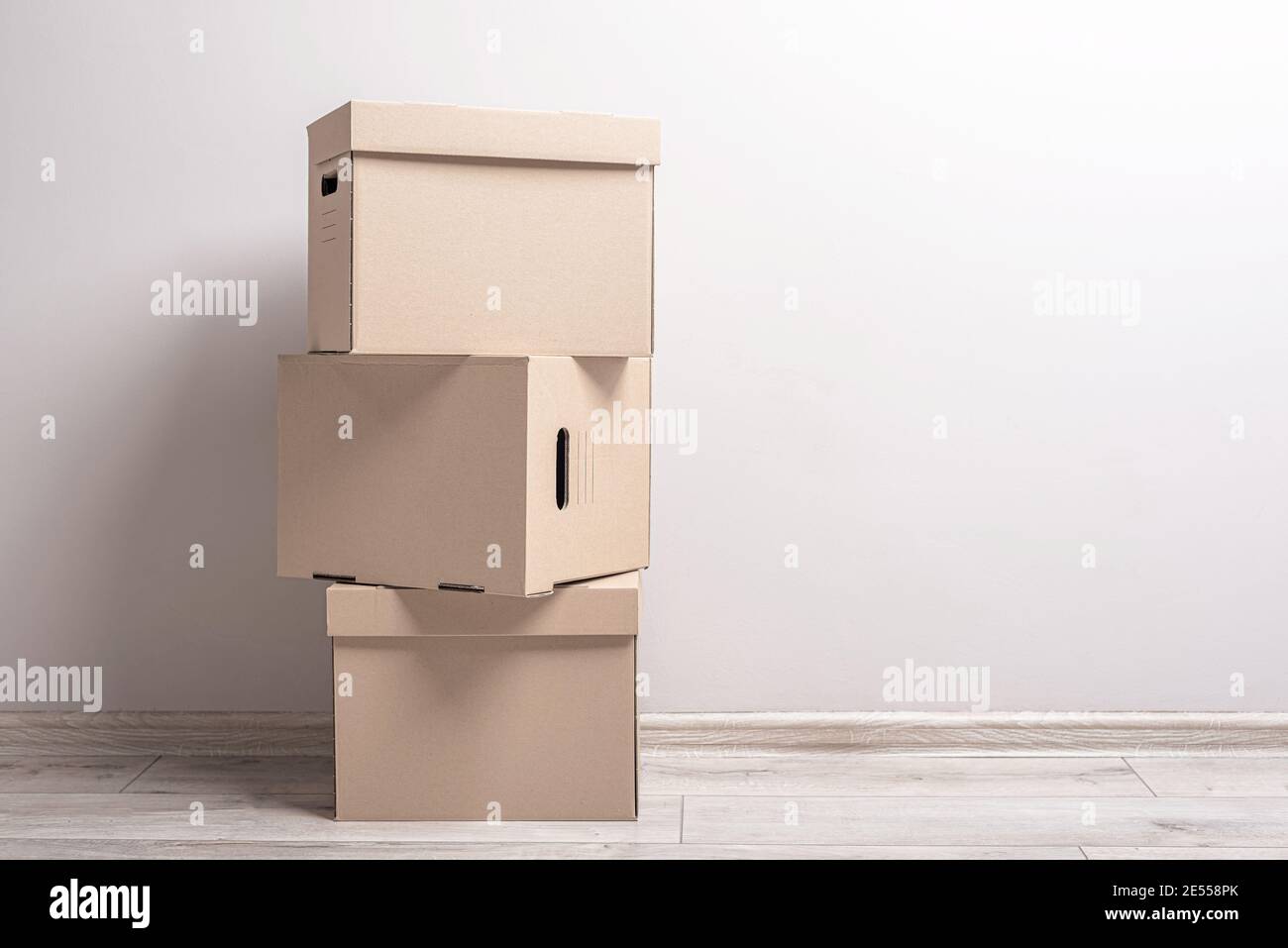Empty room with cardboard boxes Stock Photo - Alamy