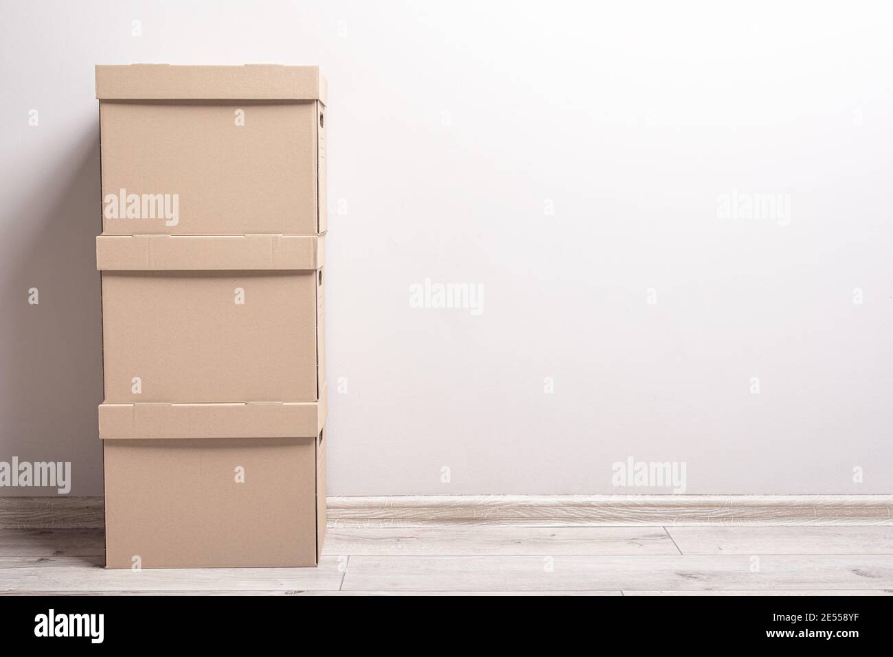Empty room with cardboard boxes Stock Photo - Alamy