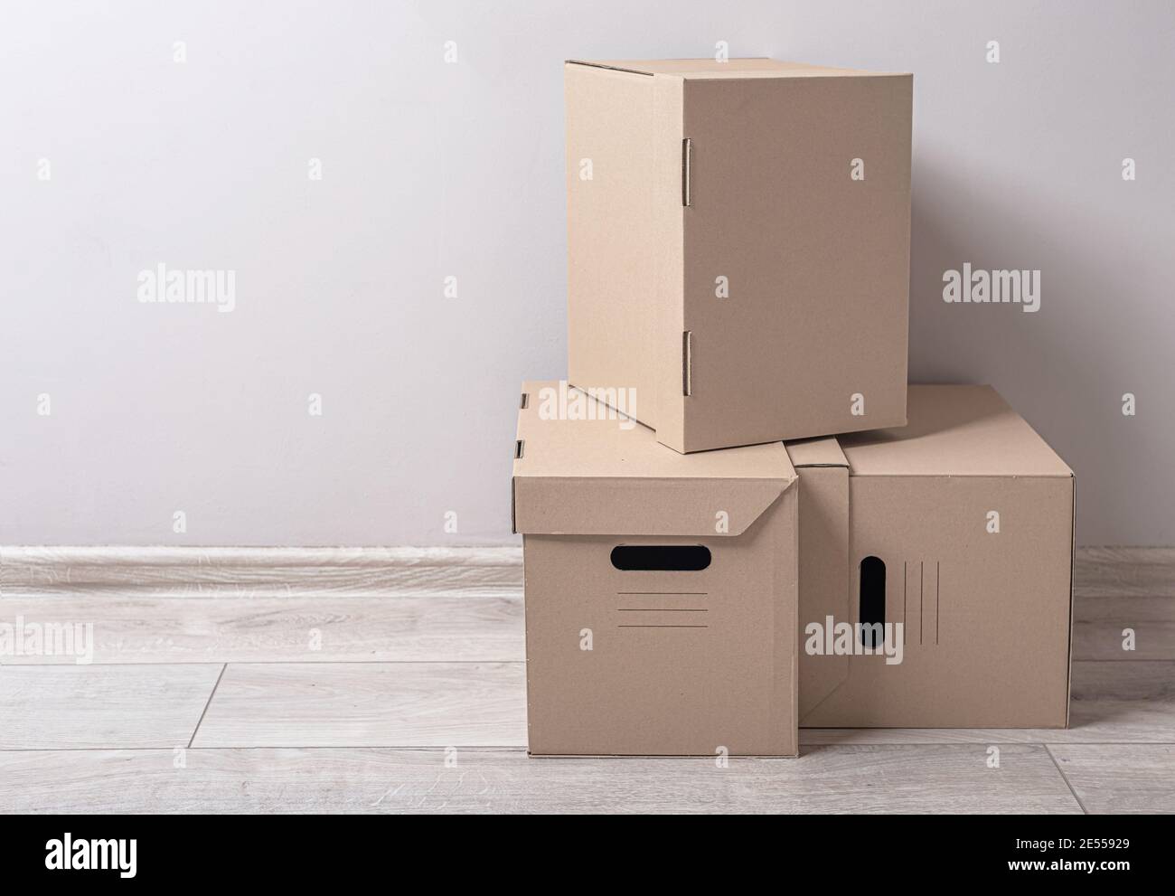 Empty room with cardboard boxes Stock Photo - Alamy