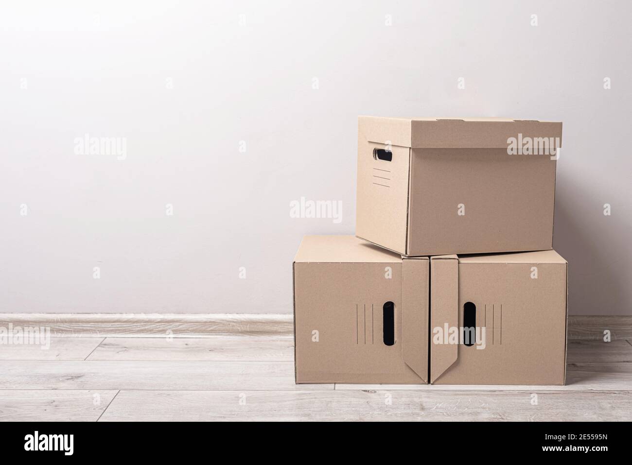 Empty room with cardboard boxes Stock Photo - Alamy