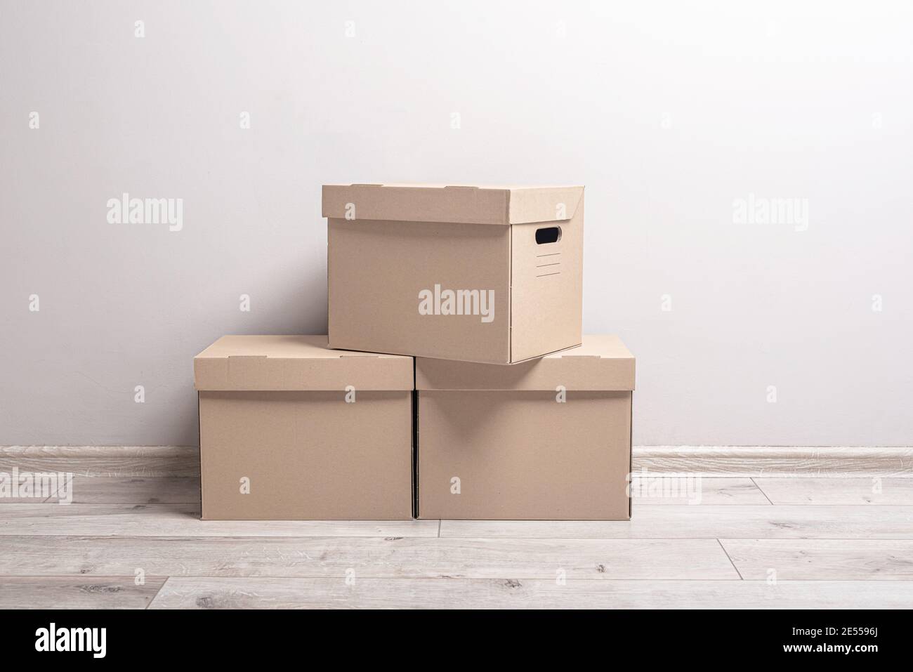 Empty room with cardboard boxes Stock Photo - Alamy
