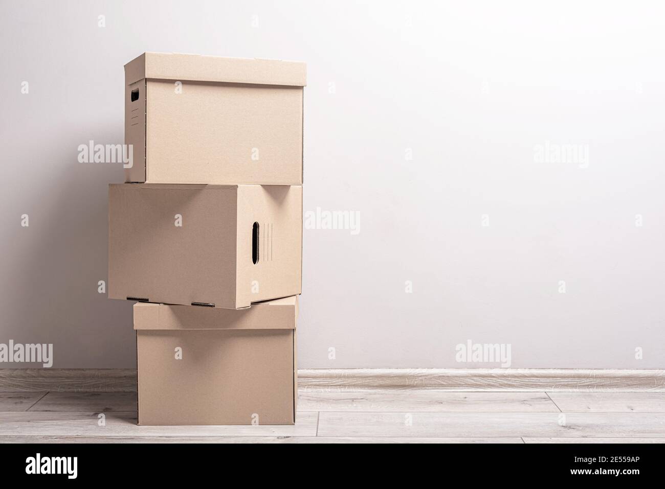 Empty room with cardboard boxes Stock Photo - Alamy