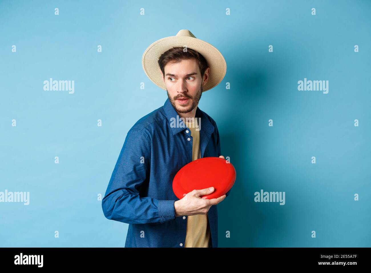 Person throwing frisbee hi-res stock photography and images - Alamy