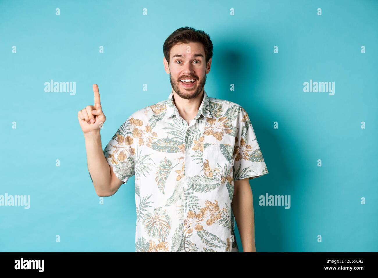 Excited guy in hawaiian shirt talking about vacation, looking amazed ...