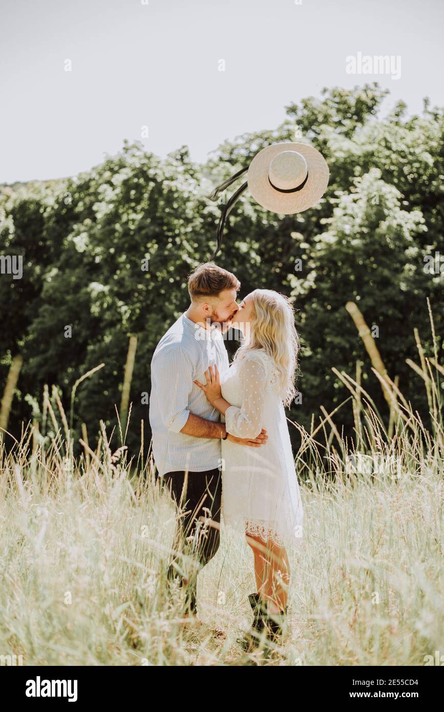 Throwing a kiss hi-res stock photography and images - Alamy