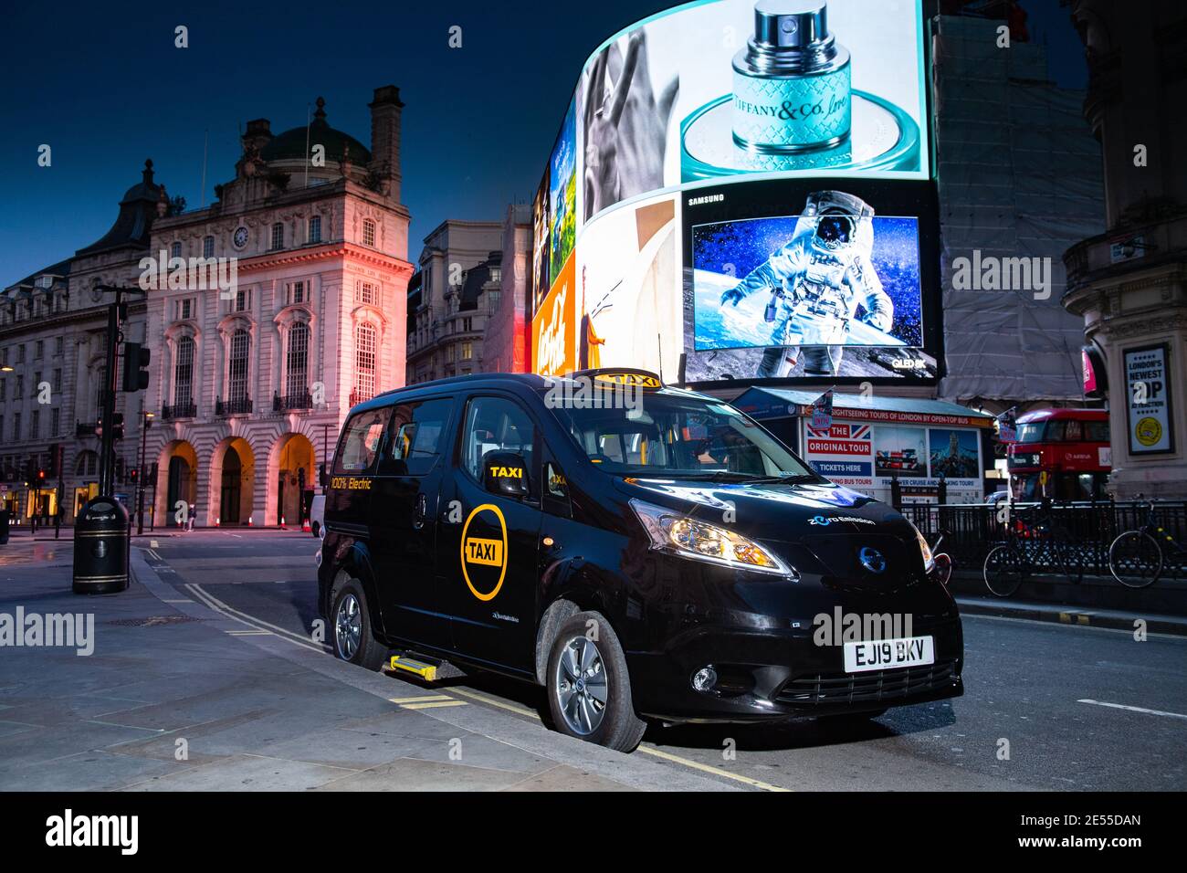 Black cab taxi in London Stock Photo - Alamy