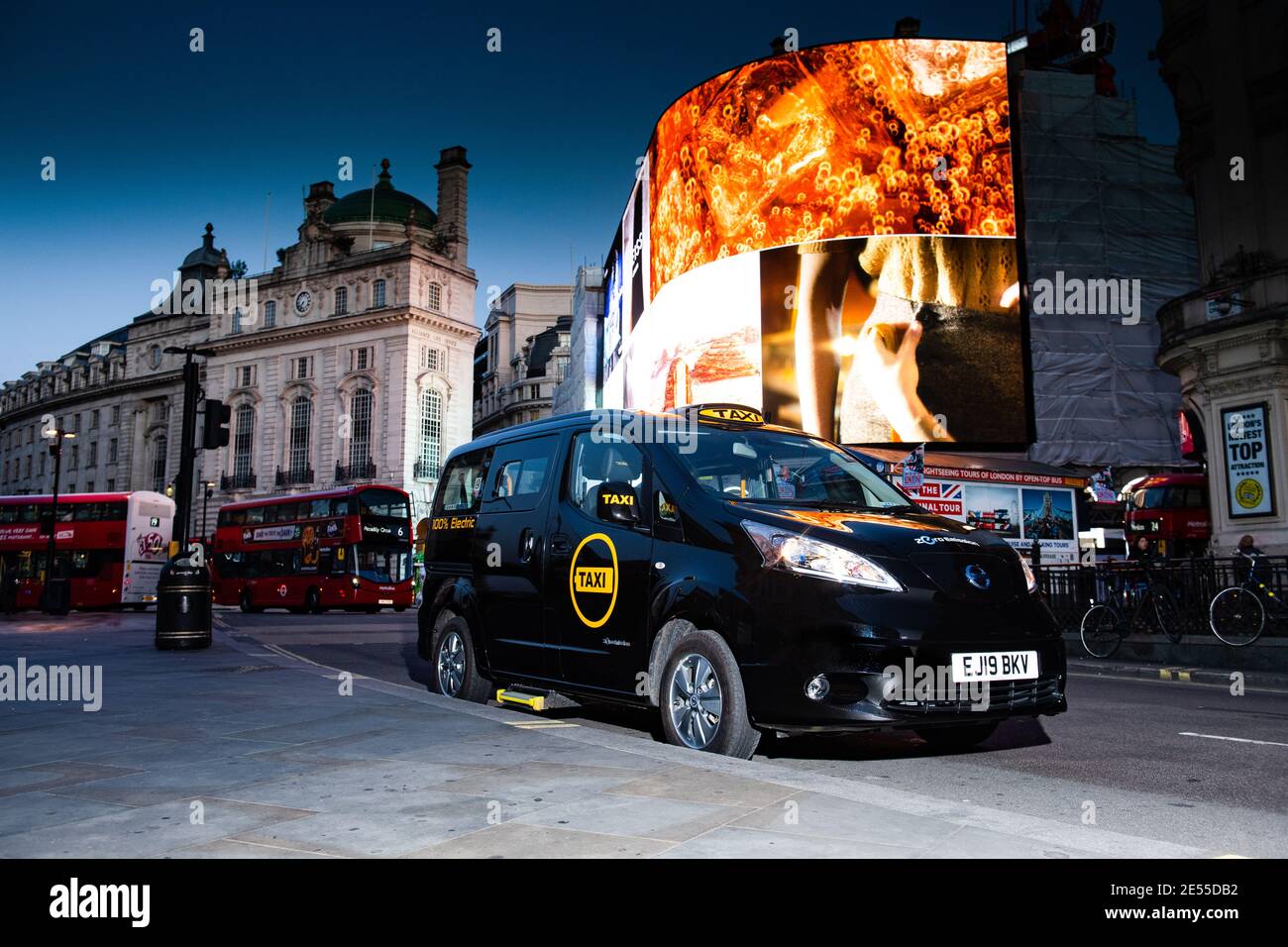 Black cab taxi in London Stock Photo - Alamy
