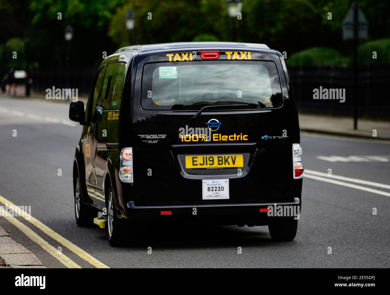 Black cab taxi in London Stock Photo - Alamy