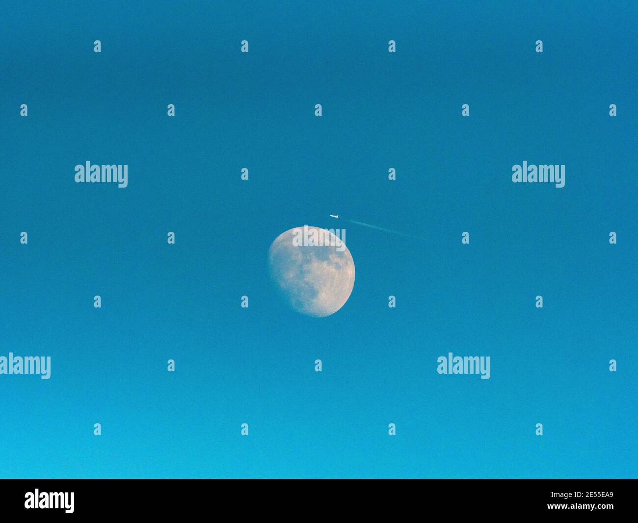 Aeroplane moon hi-res stock photography and images - Alamy