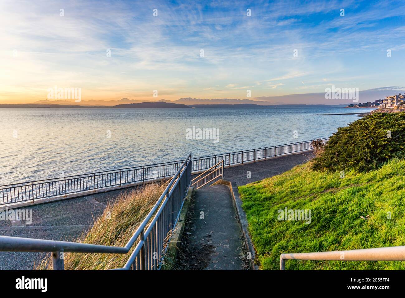 A shoreline walkway in West Seattle Stock Photo - Alamy