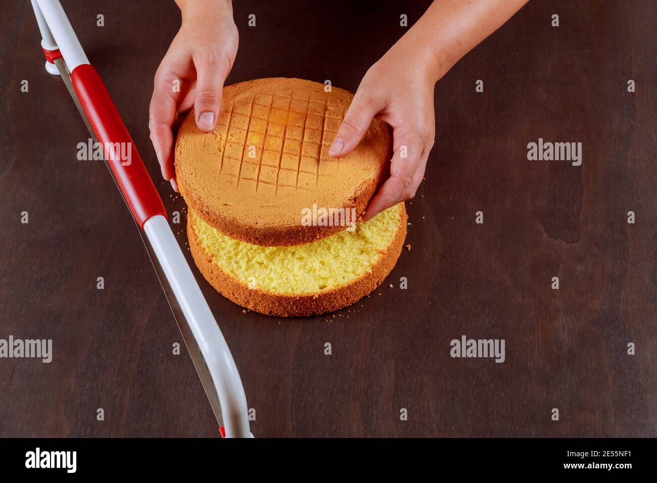 Baker cut top sponge hi-res stock photography and images - Alamy