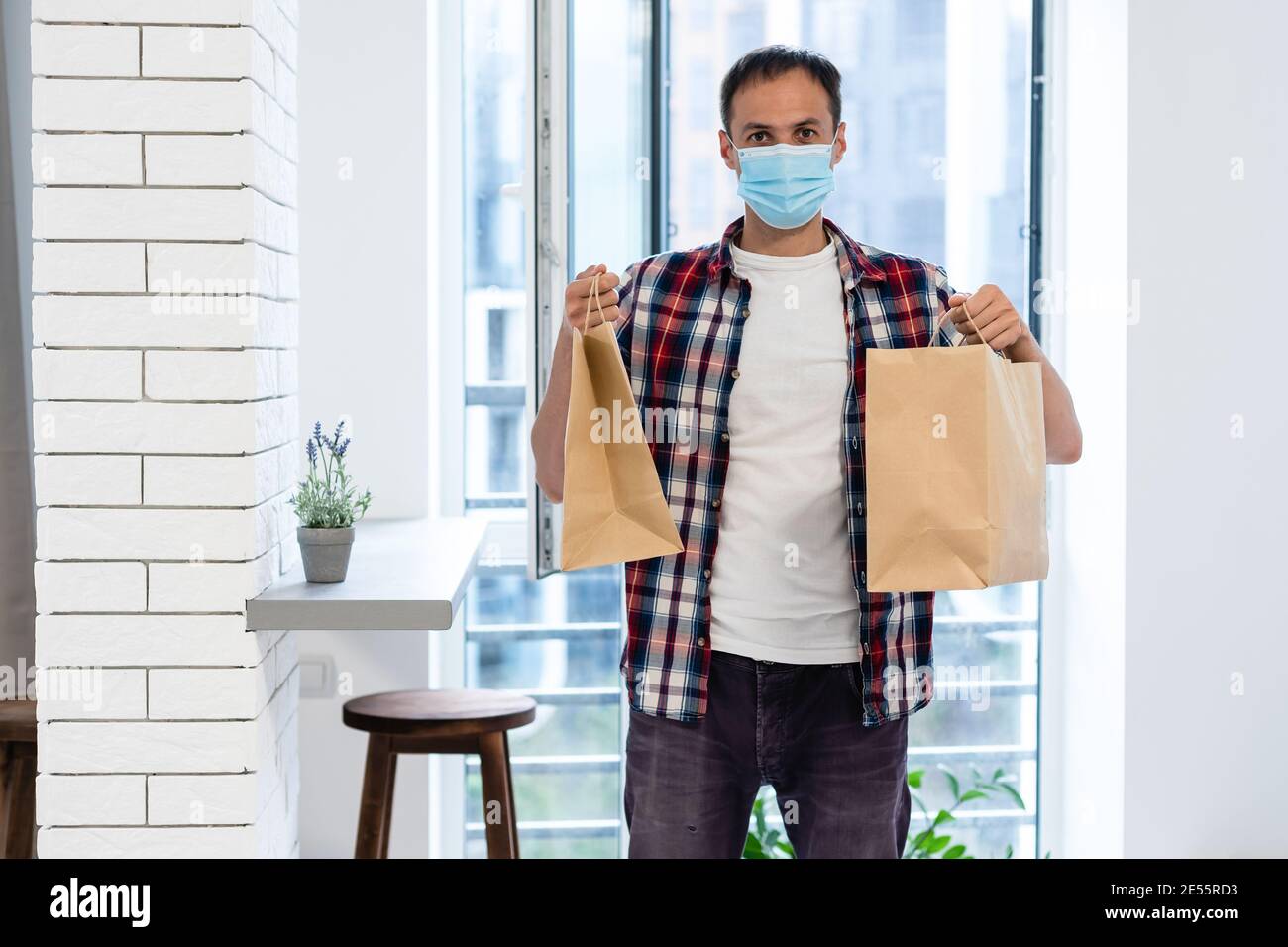 delivery man with paper containers for takeaway food Stock Photo - Alamy