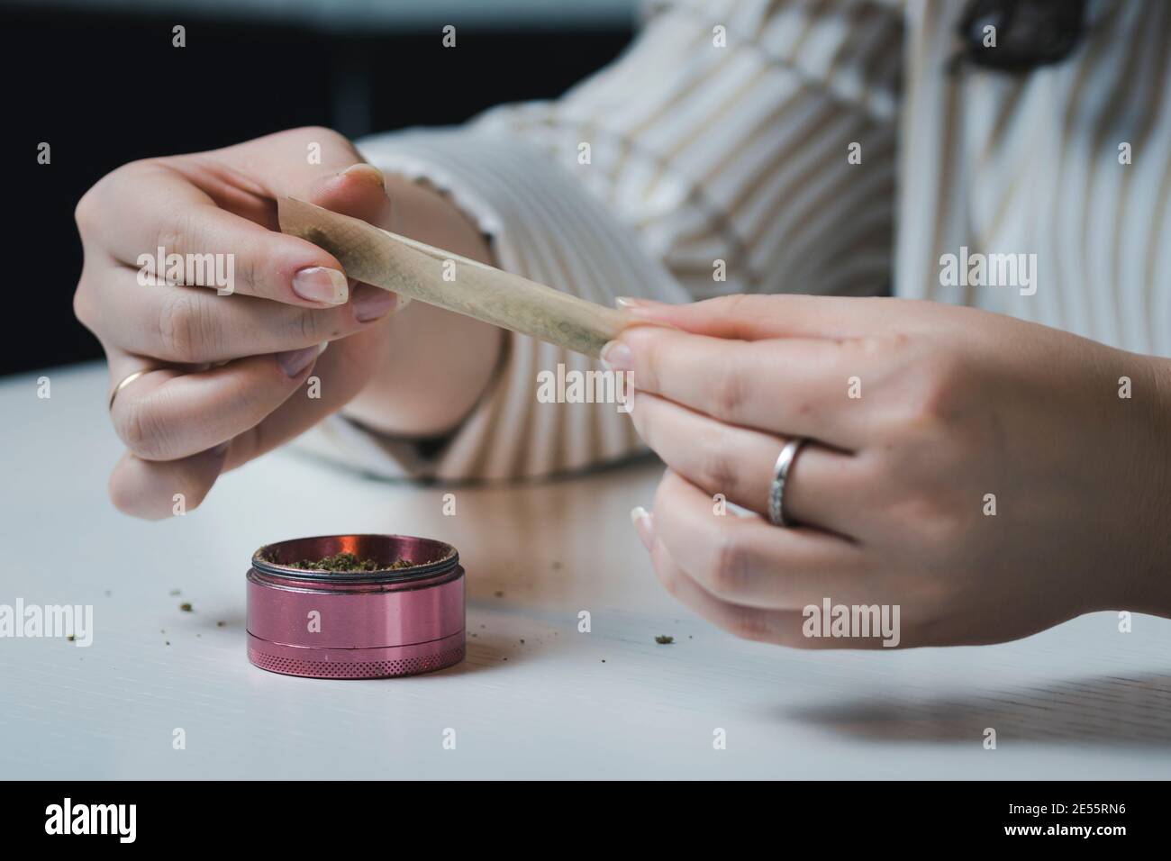 Rolling joint hi-res stock photography and images - Alamy