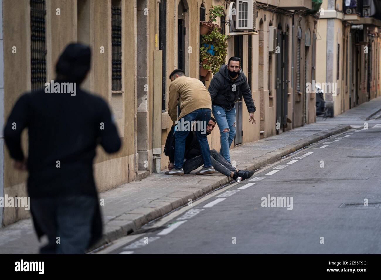 Two plain clothes officers of the Catalan police arrest a pickpocket ...