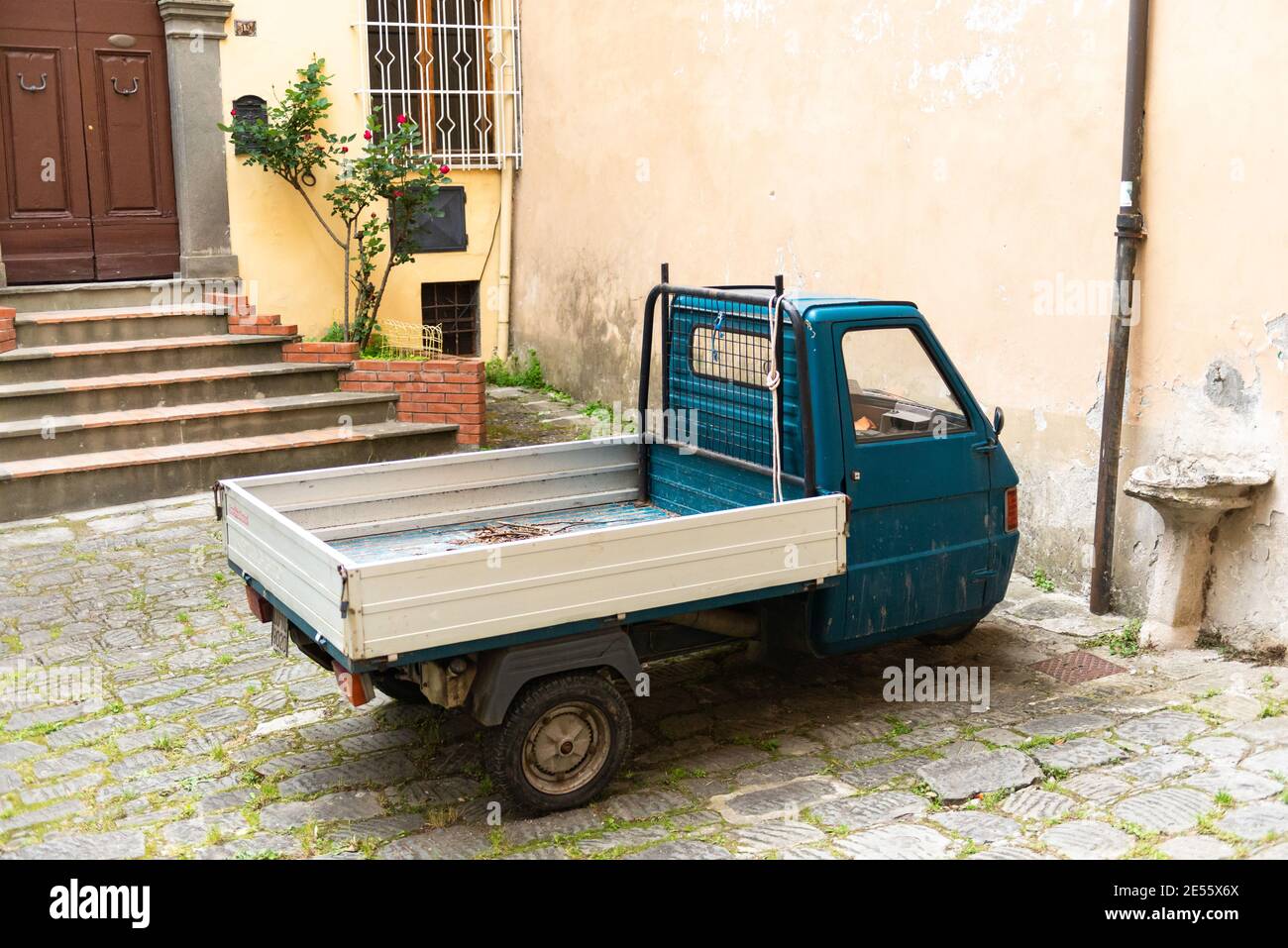 Classic italian truck hi-res stock photography and images - Alamy